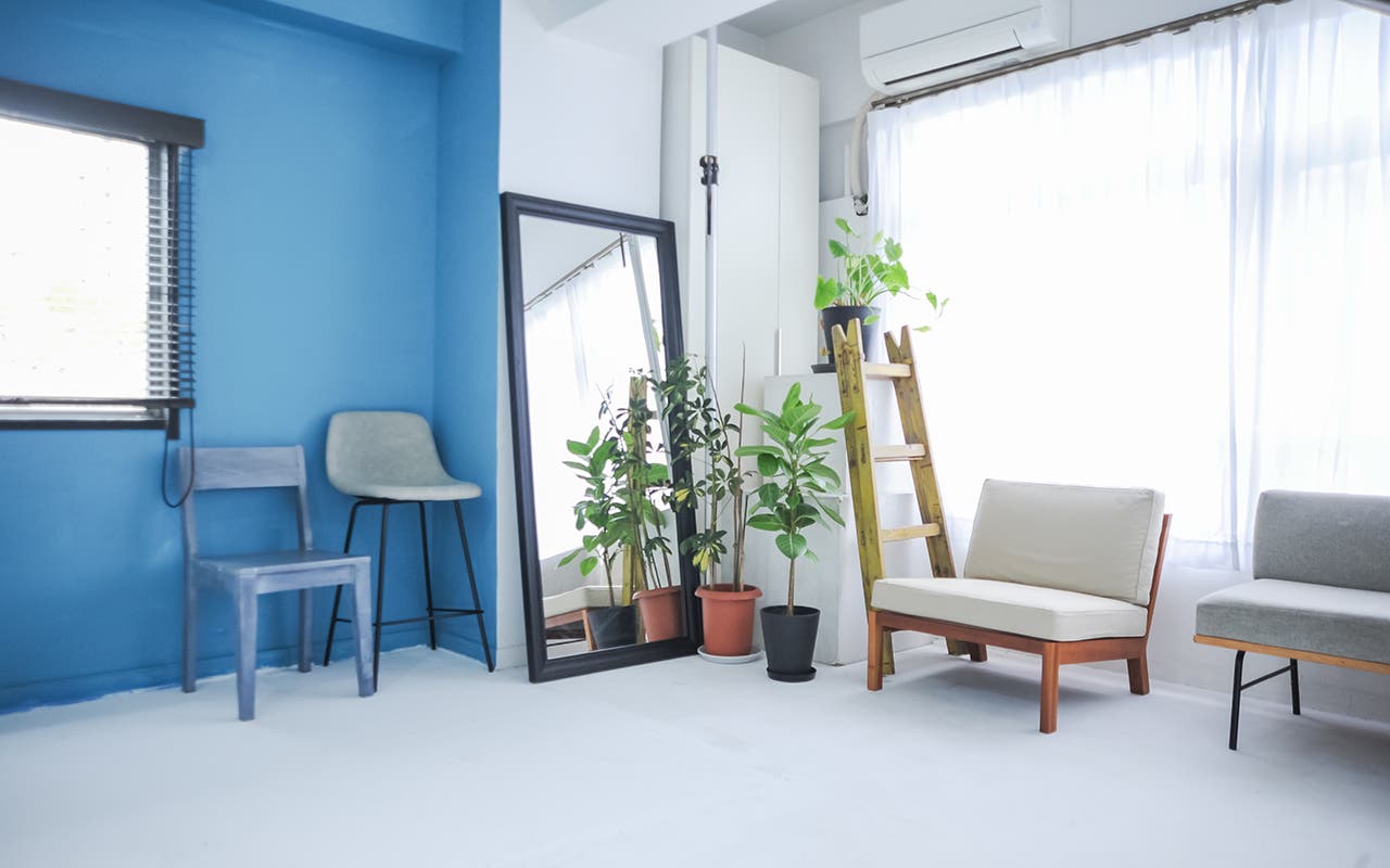 ヴィンテージビルの白壁＆白床＆色壁のレトロポップなスタジオの写真16