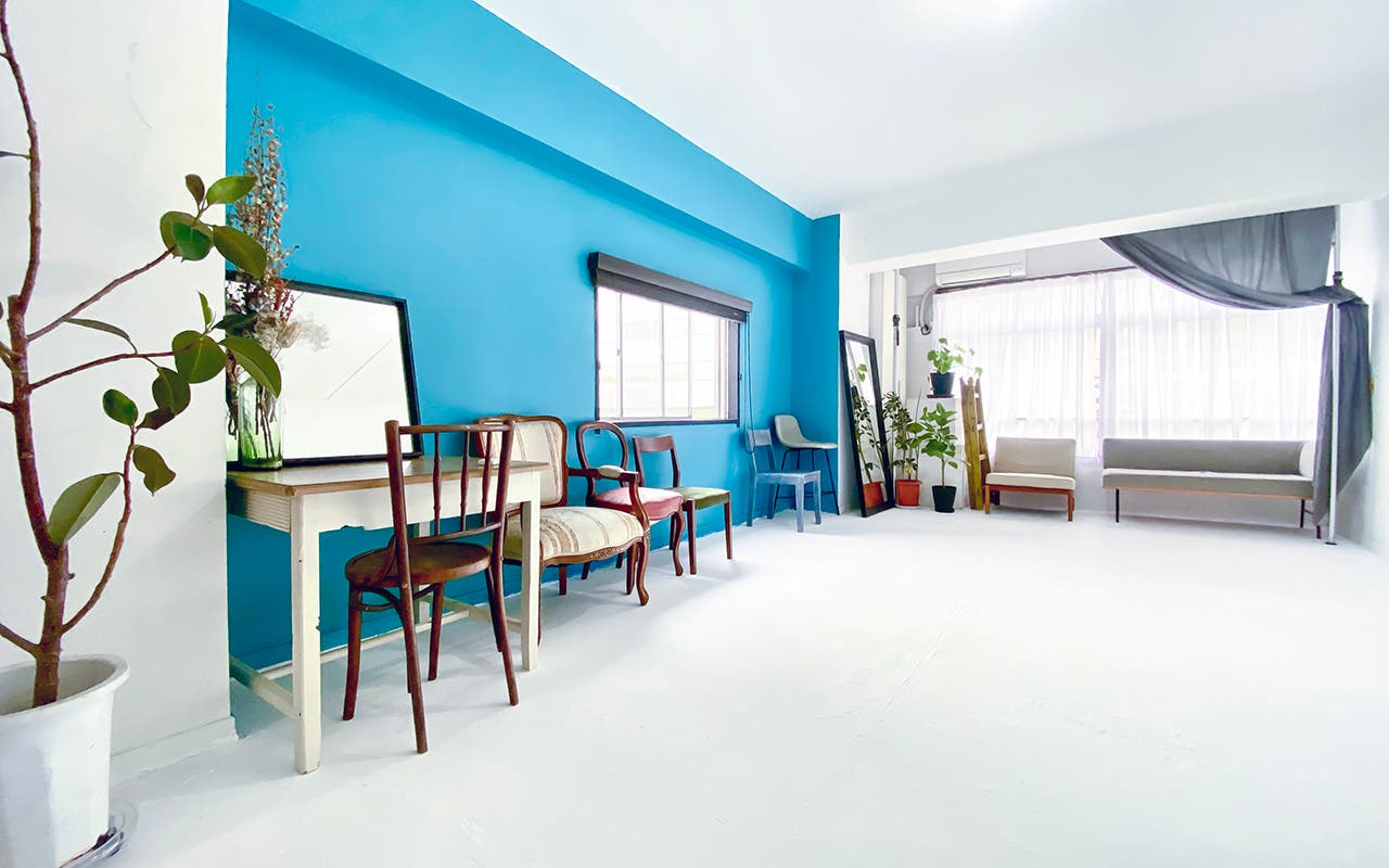 ヴィンテージビルの白壁＆白床＆色壁のレトロポップなスタジオの写真17