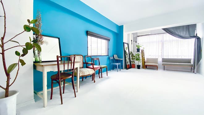 ヴィンテージビルの白壁&白床&色壁のレトロポップなスタジオの写真17