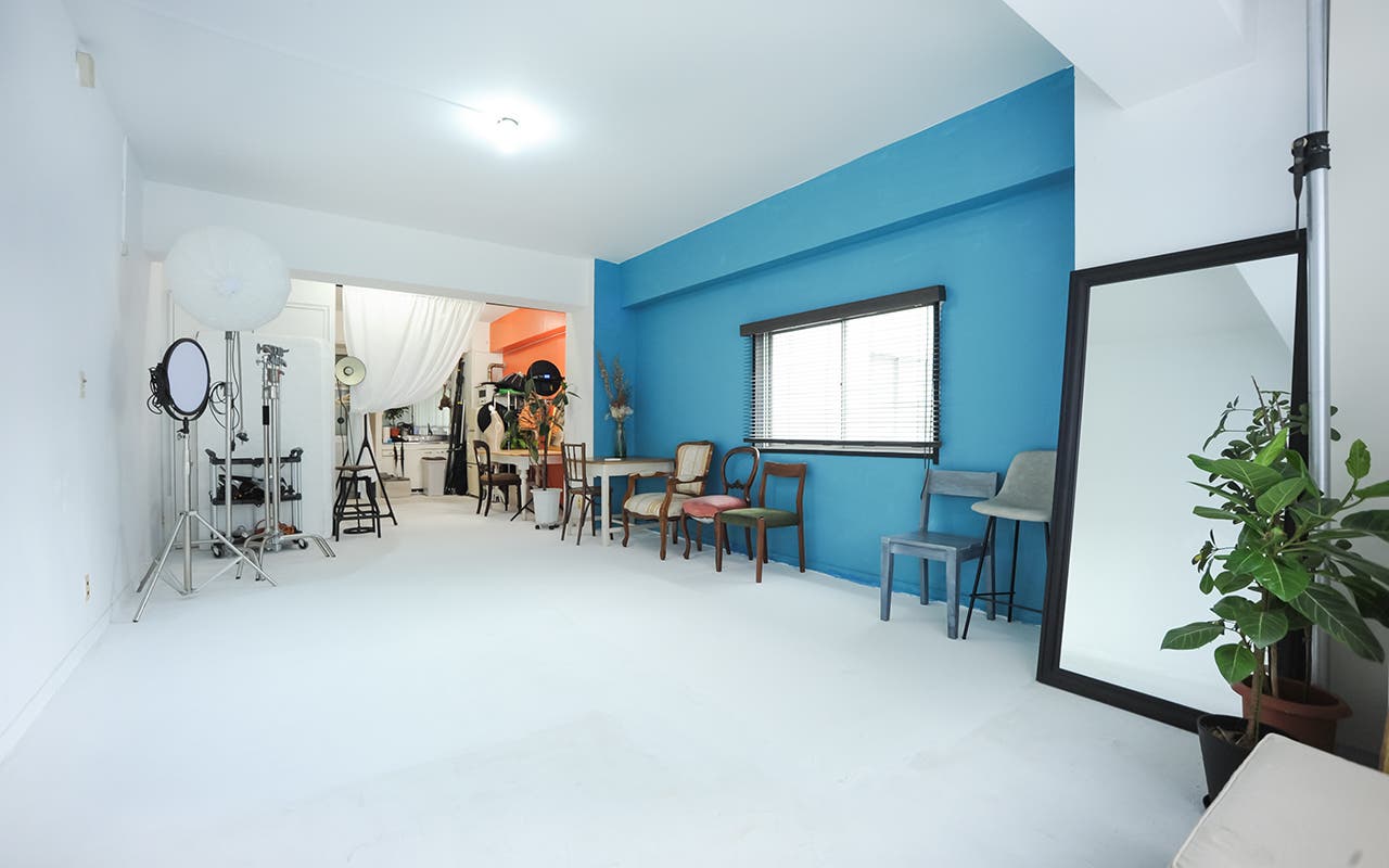 ヴィンテージビルの白壁＆白床＆色壁のレトロポップなスタジオの写真18