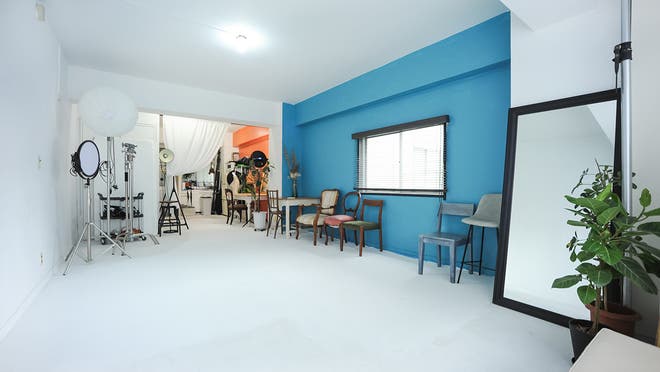 ヴィンテージビルの白壁&白床&色壁のレトロポップなスタジオの写真18