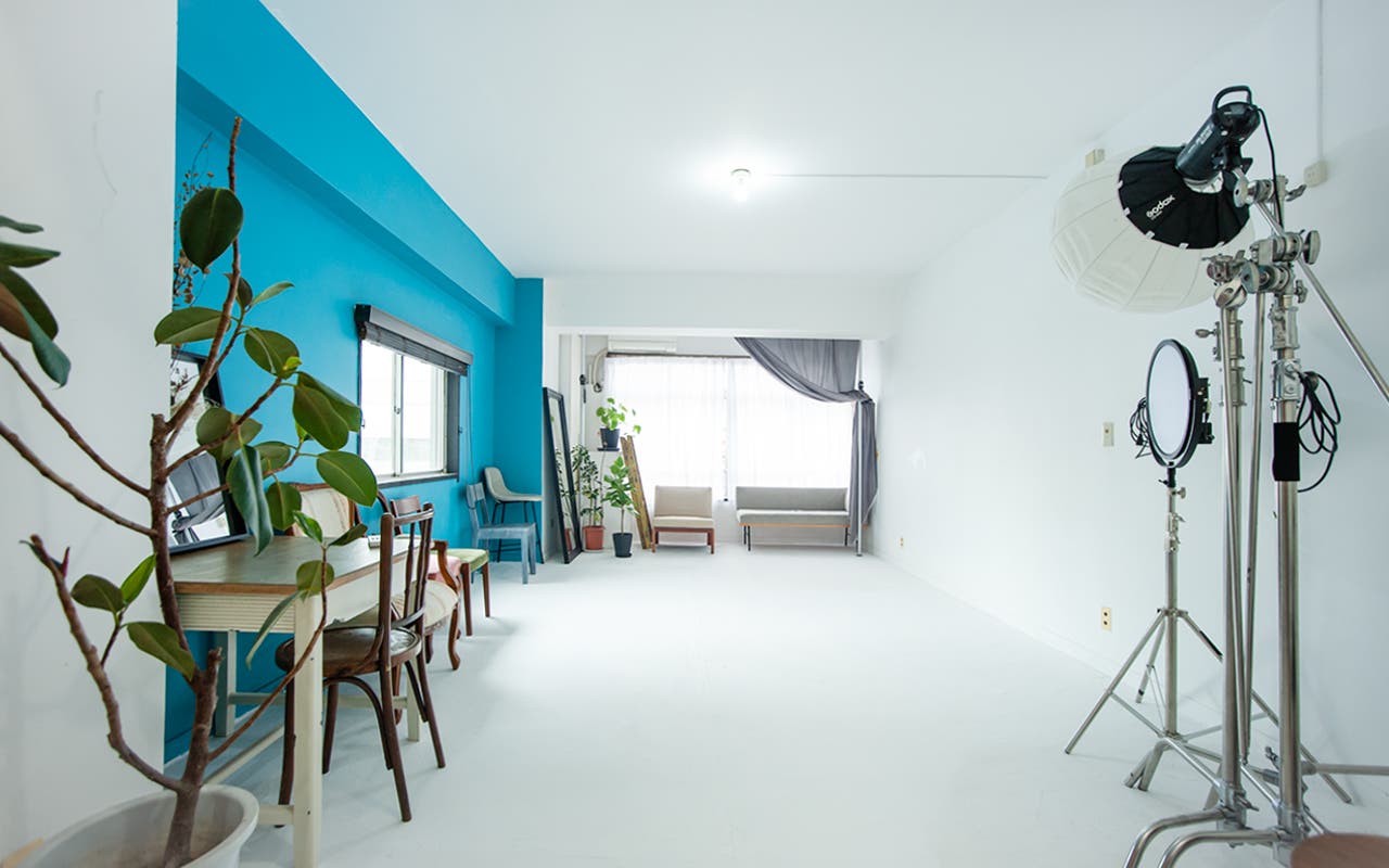 ヴィンテージビルの白壁＆白床＆色壁のレトロポップなスタジオの写真19