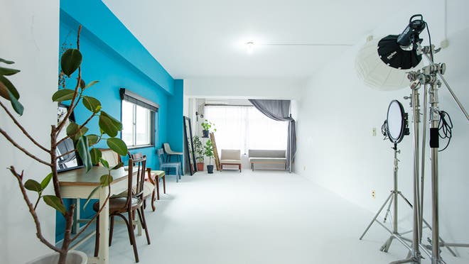 ヴィンテージビルの白壁&白床&色壁のレトロポップなスタジオの写真19