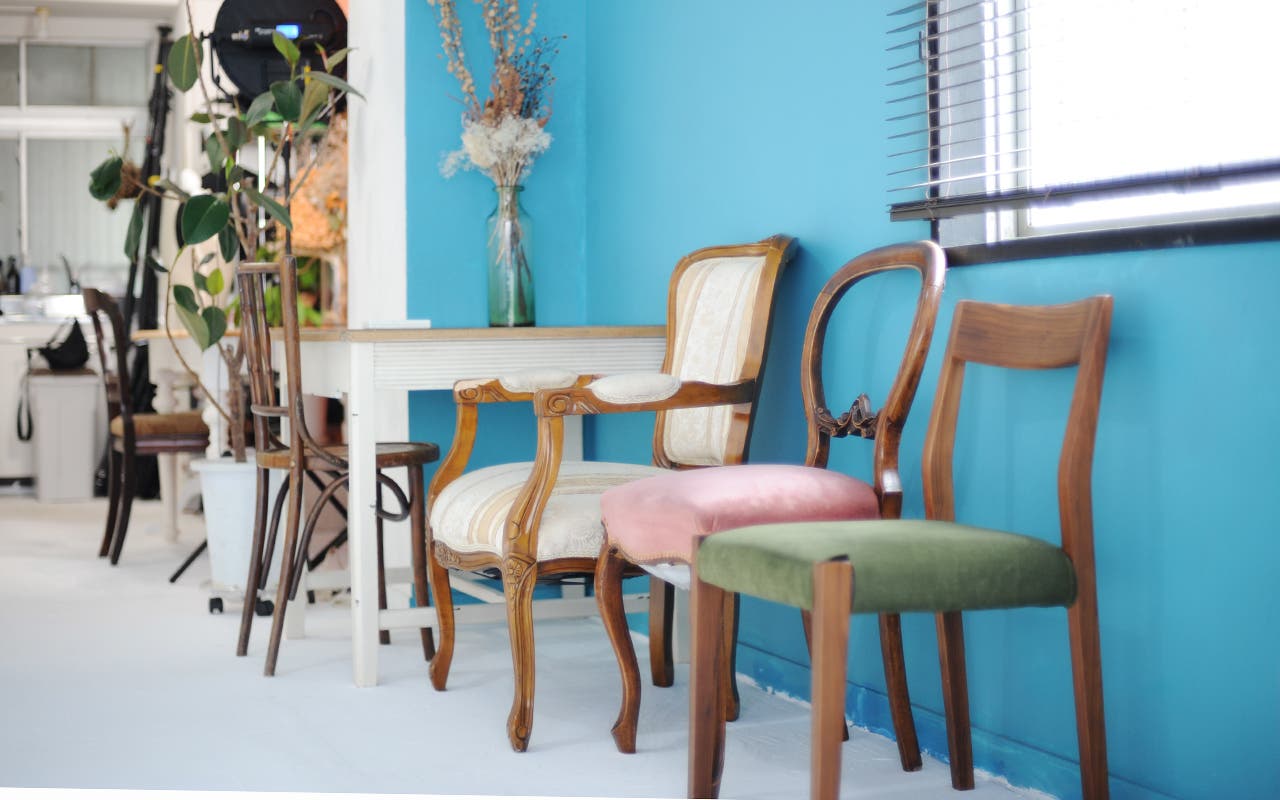 ヴィンテージビルの白壁＆白床＆色壁のレトロポップなスタジオの写真21