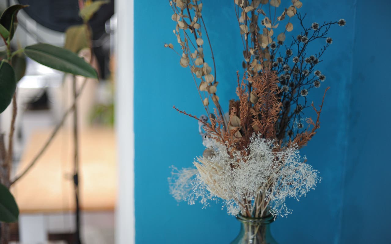 ヴィンテージビルの白壁＆白床＆色壁のレトロポップなスタジオの写真22