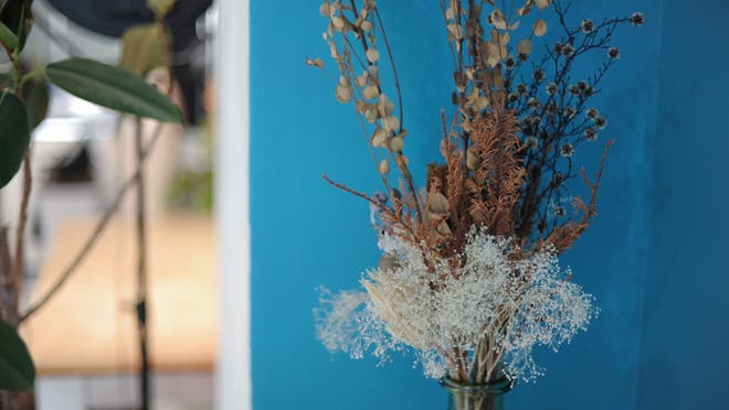 ヴィンテージビルの白壁&白床&色壁のレトロポップなスタジオの写真22