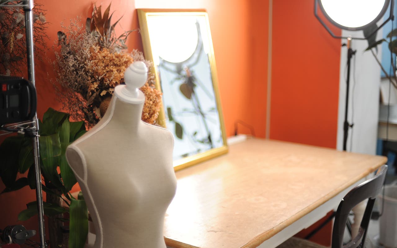 ヴィンテージビルの白壁＆白床＆色壁のレトロポップなスタジオの写真3