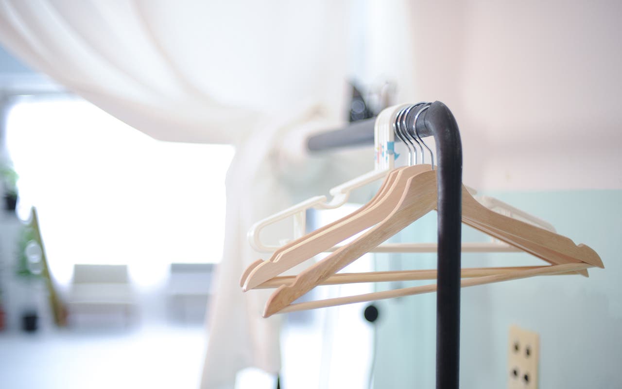 ヴィンテージビルの白壁＆白床＆色壁のレトロポップなスタジオの写真23