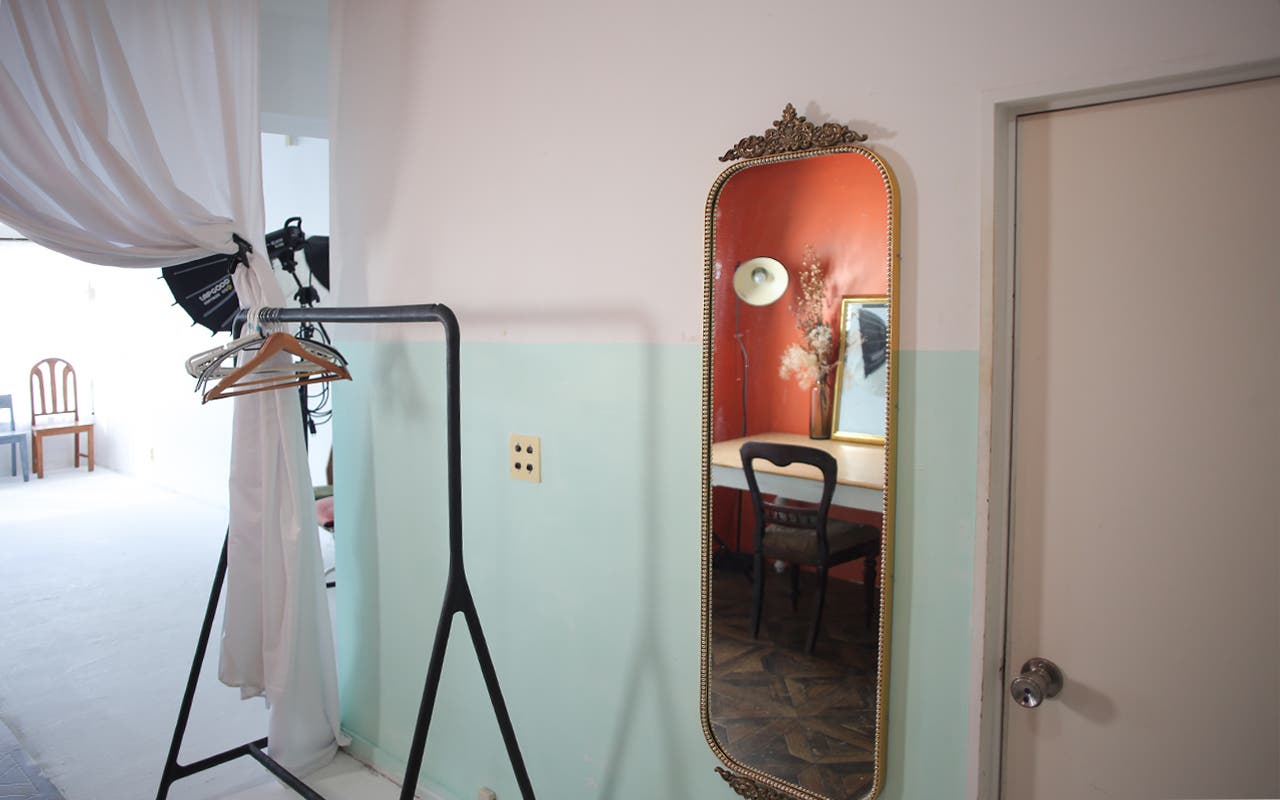 ヴィンテージビルの白壁＆白床＆色壁のレトロポップなスタジオの写真24