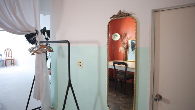 ヴィンテージビルの白壁&白床&色壁のレトロポップなスタジオの写真24