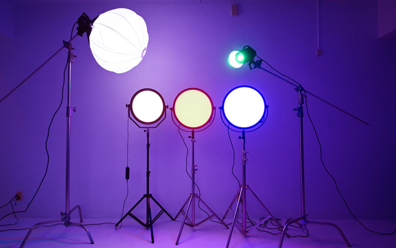 ヴィンテージビルの白壁＆白床＆色壁のレトロポップなスタジオの写真4