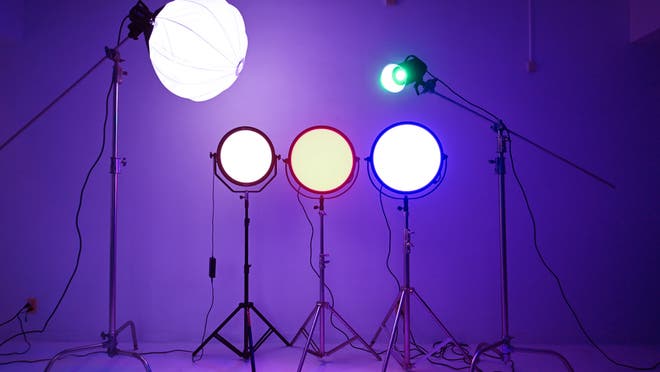 ヴィンテージビルの白壁&白床&色壁のレトロポップなスタジオの写真4