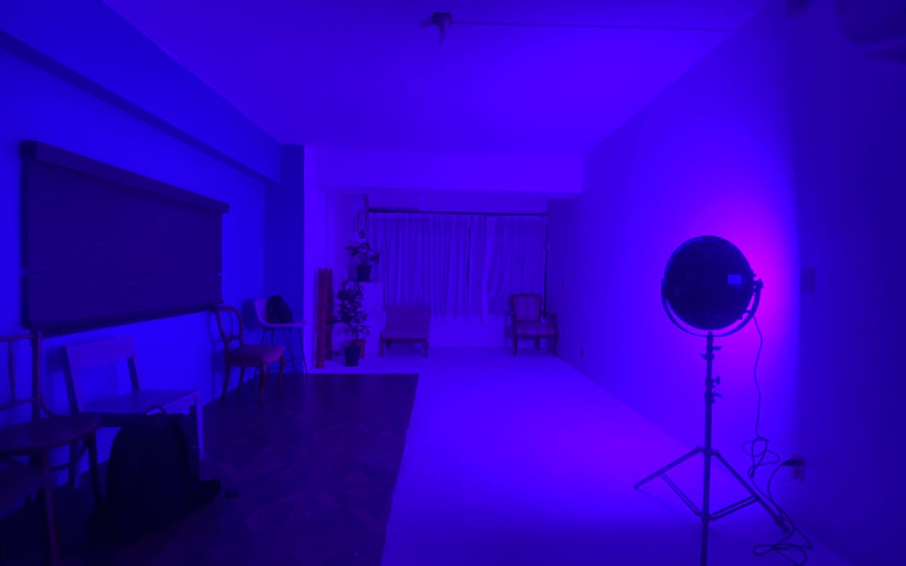 ヴィンテージビルの白壁＆白床＆色壁のレトロポップなスタジオの写真27