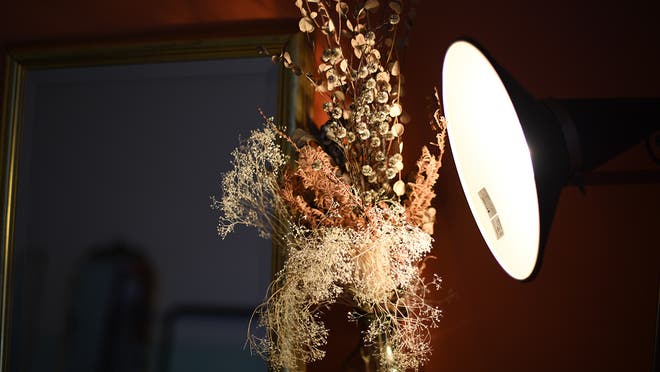 ヴィンテージビルの白壁&白床&色壁のレトロポップなスタジオの写真28