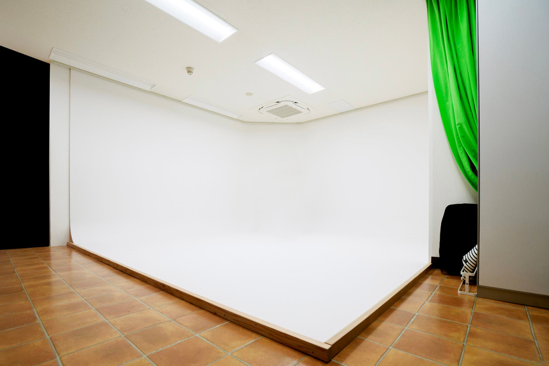 【博多駅】より700ｍ(徒歩8分)の好立地にあるR白ホリスタジオLOOP HAKATAです。の写真2