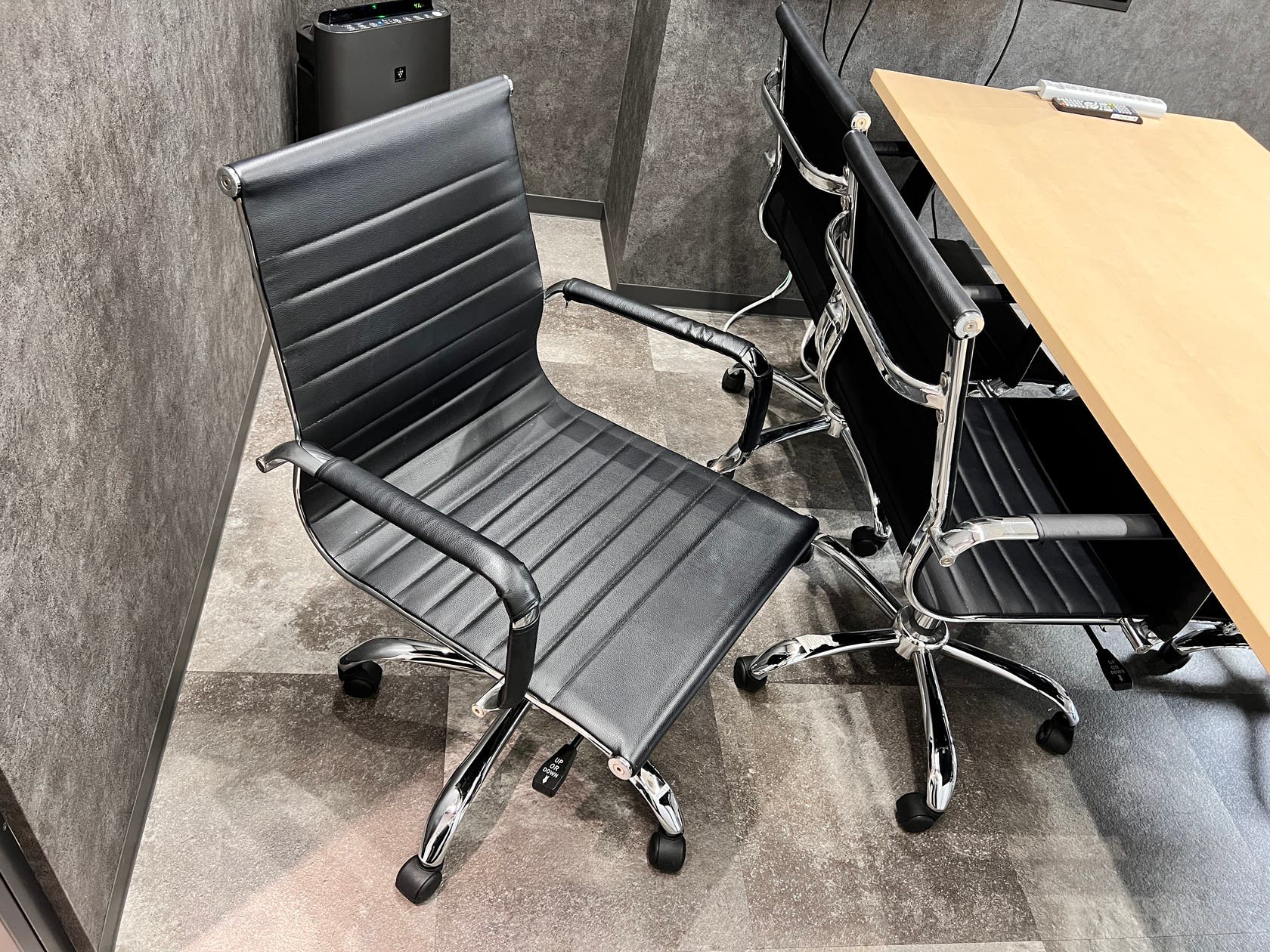 【¥1,000/1h｜工事期間限定】上野駅すぐ・モニター＆プロジェクターあり　6名会議室Bの写真3