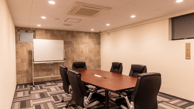 富山市民病院近く!無料駐車場🅿️完備、大型モニター🖥️、無料Wi-Fi!会議やボードゲームに🌟無料パター練習も♪の写真2