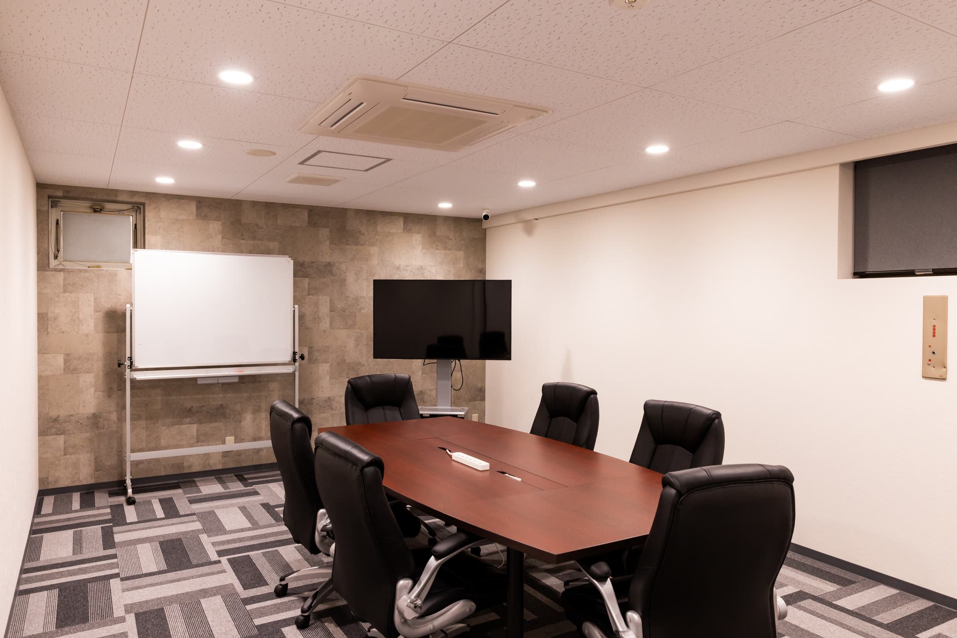 富山市民病院近く！無料駐車場🅿️完備、大型モニター🖥️、無料Wi-Fi！会議やボードゲームに🌟無料パター練習も♪の写真1