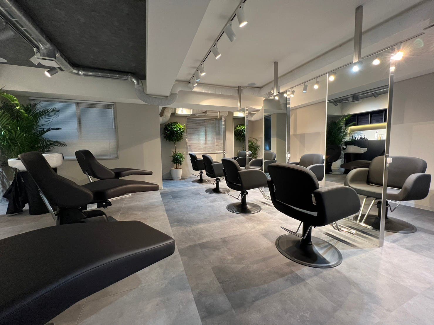 吉祥寺駅から30秒!! 落ち着いた雰囲気のサロンの写真1