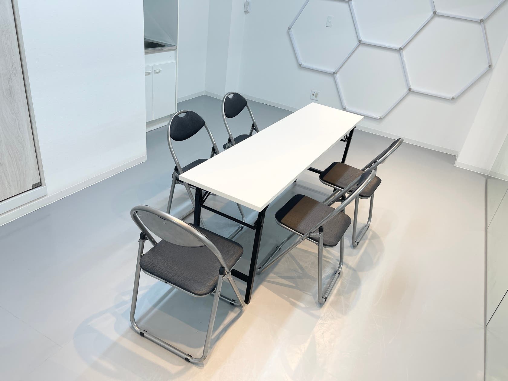 【柏駅4分】真っ白な内装で清潔感✨｜20平米｜リノリュウム床｜天井高く開放的｜5人で余裕でダンス👍｜撮影映えLED完備🎥の写真29