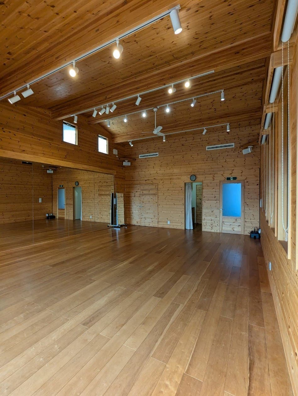 南アルプスの絶景が楽しめる開放的で木のぬくもりが感じられるダンススタジオ。床暖房完備。無料駐車場有り。ビジネスユースにも。の写真11