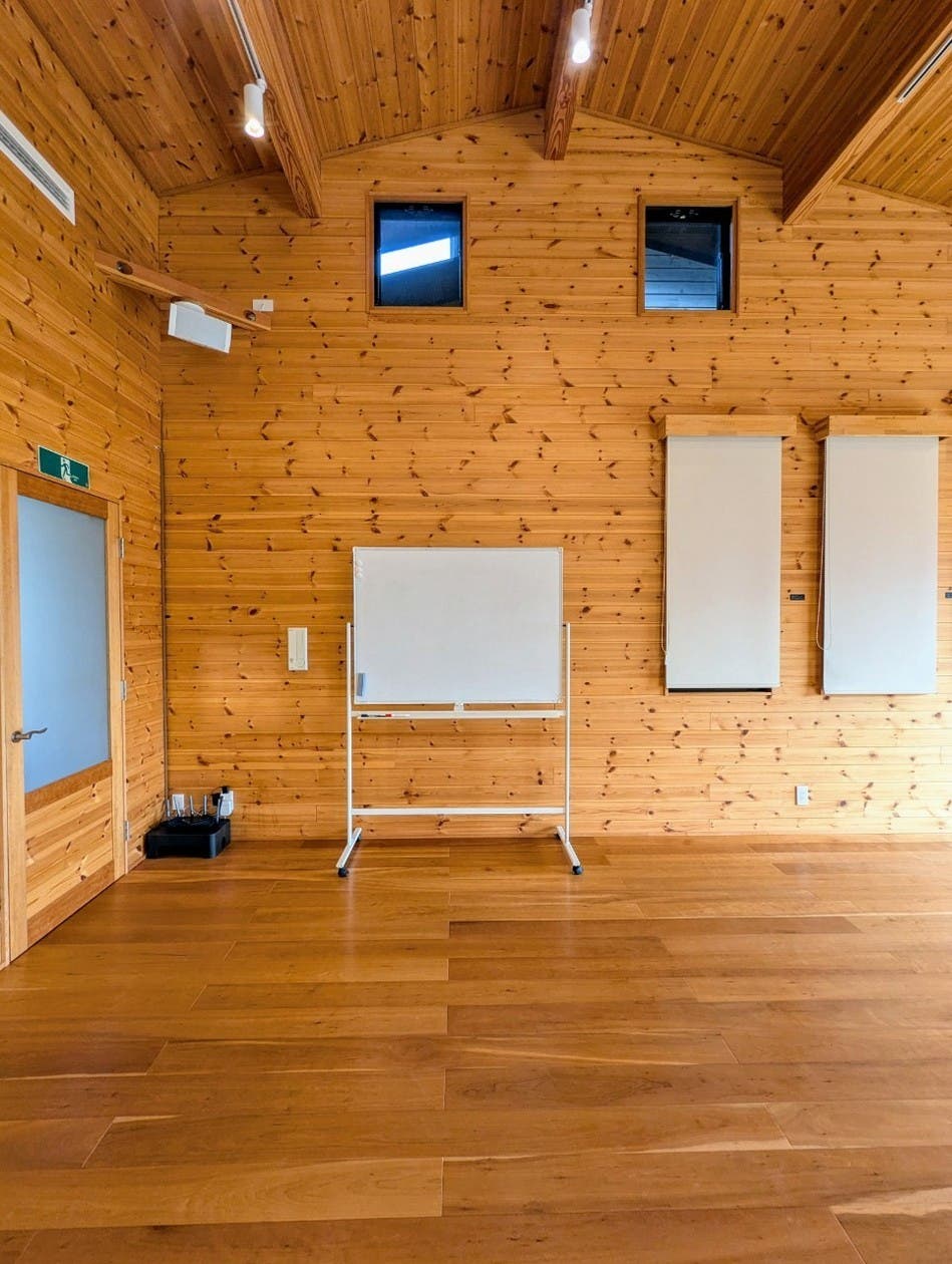 南アルプスの絶景が楽しめる開放的で木のぬくもりが感じられるダンススタジオ。床暖房完備。無料駐車場有り。ビジネスユースにも。の写真12