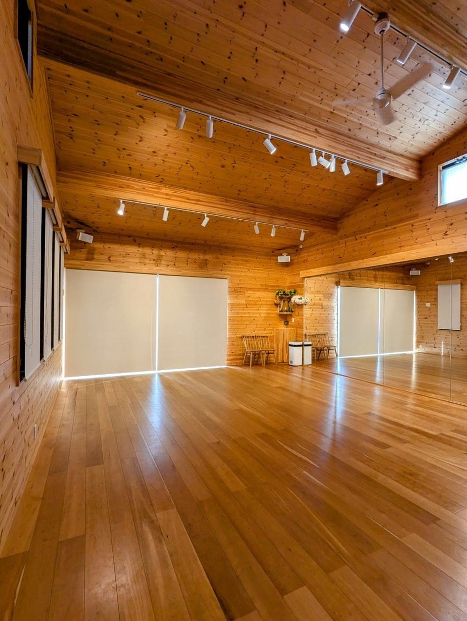 南アルプスの絶景が楽しめる開放的で木のぬくもりが感じられるダンススタジオ。床暖房完備。無料駐車場有り。ビジネスユースにも。の写真14