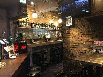 【飯田橋駅東口徒歩30秒】木目調の落ち着いた雰囲気のバーを貸し切ってパーティーしようの写真3