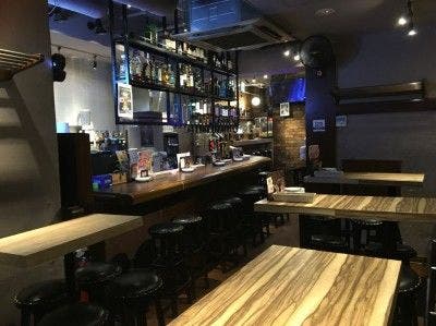 【飯田橋駅東口徒歩30秒】木目調の落ち着いた雰囲気のバーを貸し切ってパーティーしようの写真1