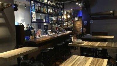 【飯田橋駅東口徒歩30秒】木目調の落ち着いた雰囲気のバーを貸し切ってパーティーしようの写真1