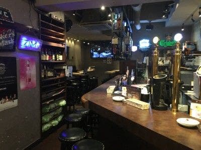 【飯田橋駅東口徒歩30秒】木目調の落ち着いた雰囲気のバーを貸し切ってパーティーしようの写真5