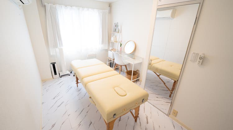 【✨OPEN PRICE✨】阿佐ヶ谷駅2分完全個室レンタルサロン🍃ホワイトを基調としたボタニカルな優しい癒しの空間🕊の写真1