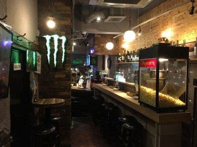 【飯田橋駅東口徒歩30秒】木目調の落ち着いた雰囲気のバーを貸し切ってパーティーしようの写真6