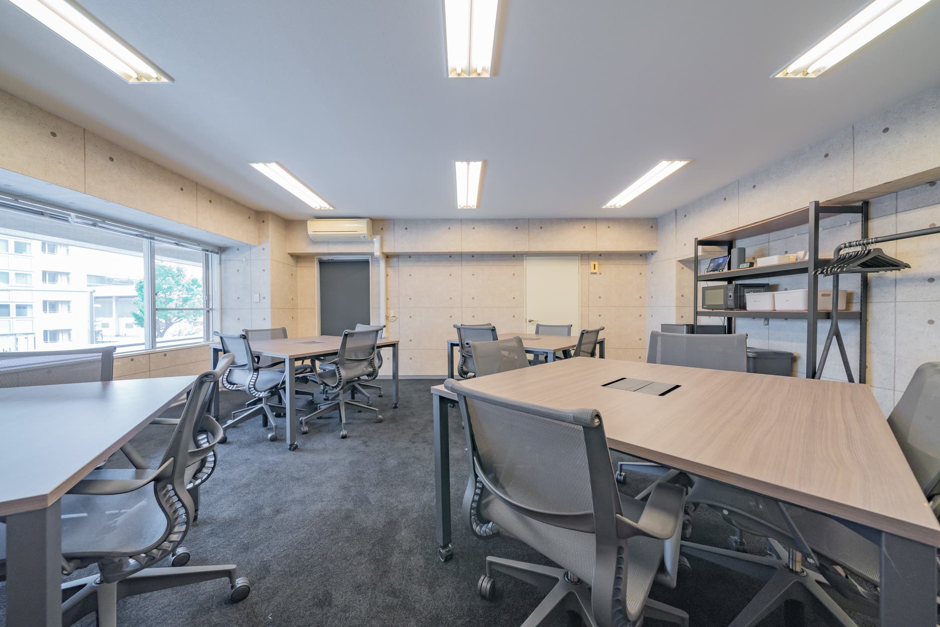 表参道駅徒歩1分の好立地。最大16名利用可能なコンパクトスペースの写真1