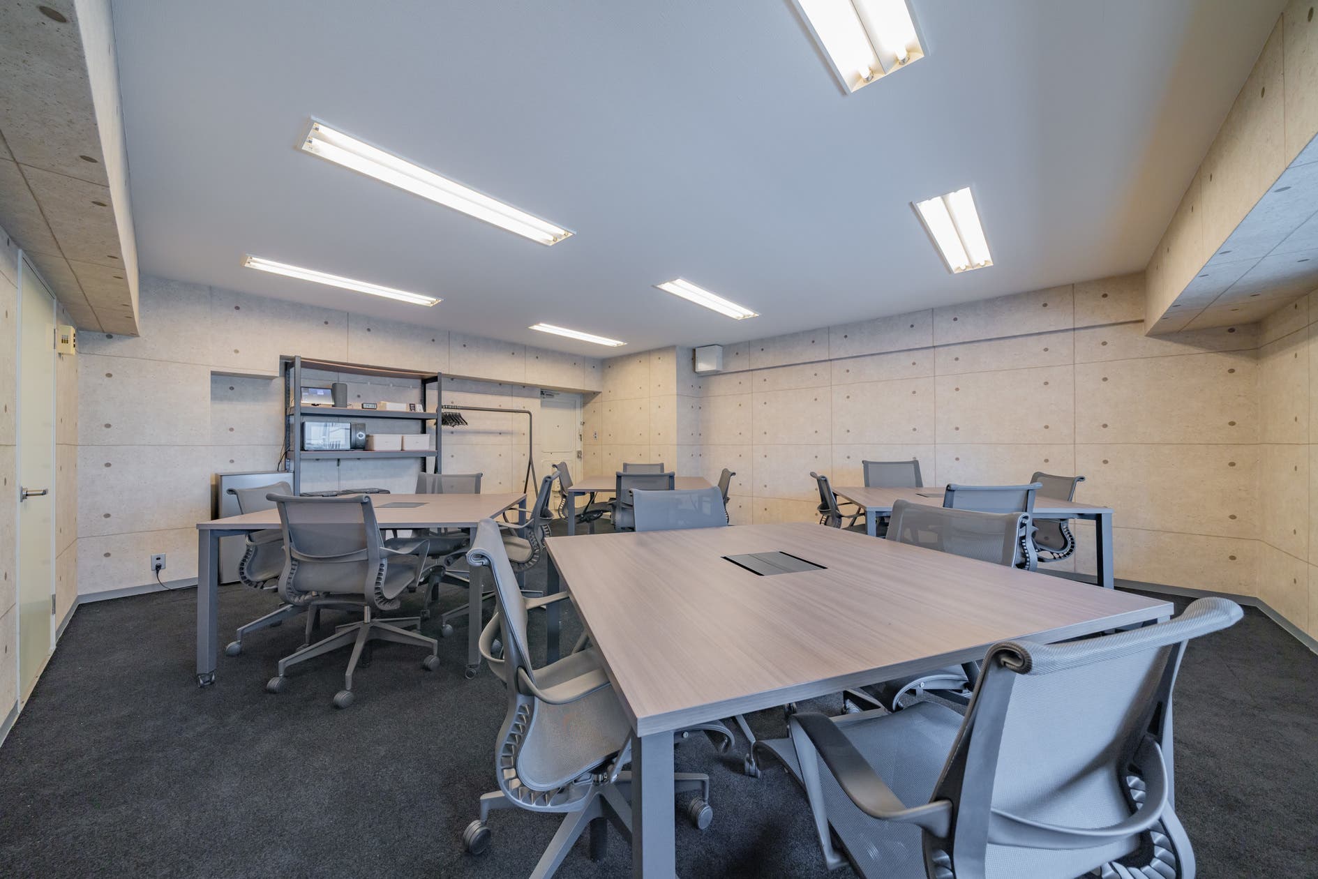 表参道駅徒歩1分の好立地。最大16名利用可能なコンパクトスペースの写真2