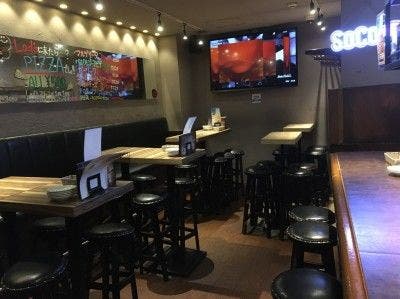 【飯田橋駅東口徒歩30秒】木目調の落ち着いた雰囲気のバーを貸し切ってパーティーしようの写真7