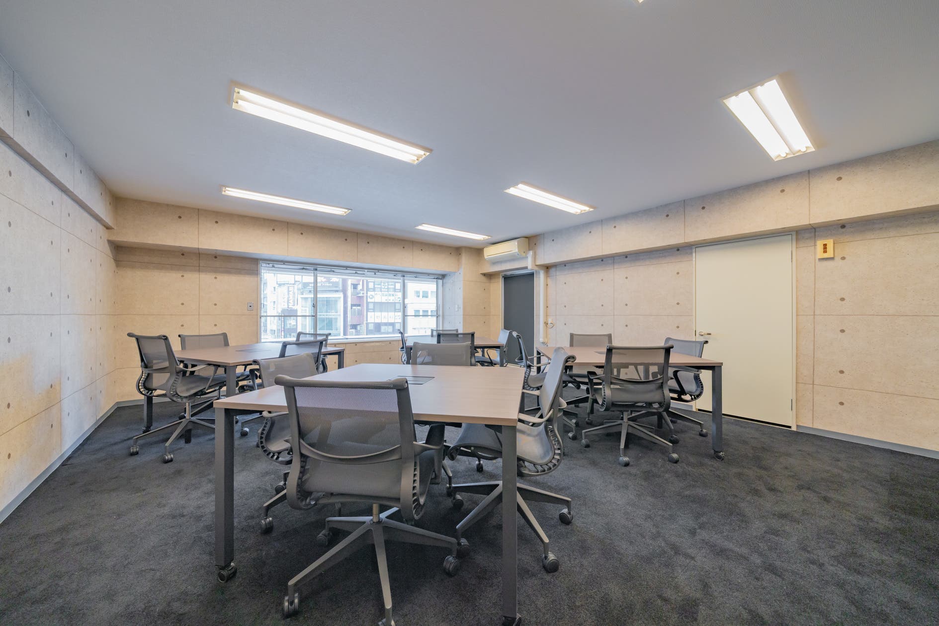 表参道駅徒歩1分の好立地。最大16名利用可能なコンパクトスペースの写真5