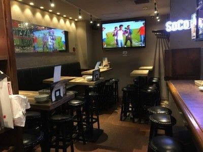 【飯田橋駅東口徒歩30秒】木目調の落ち着いた雰囲気のバーを貸し切ってパーティーしようの写真8