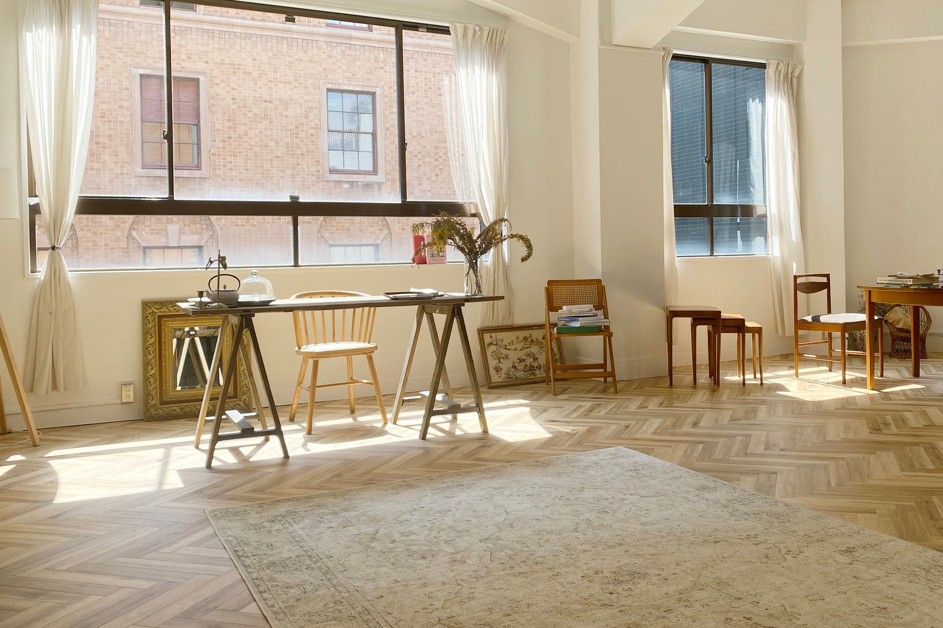 【本町駅5分】窓から見えるヨーロッパ調の景色が特徴の、白を基調とした撮影や展示会に適したギャラリースペースの写真4