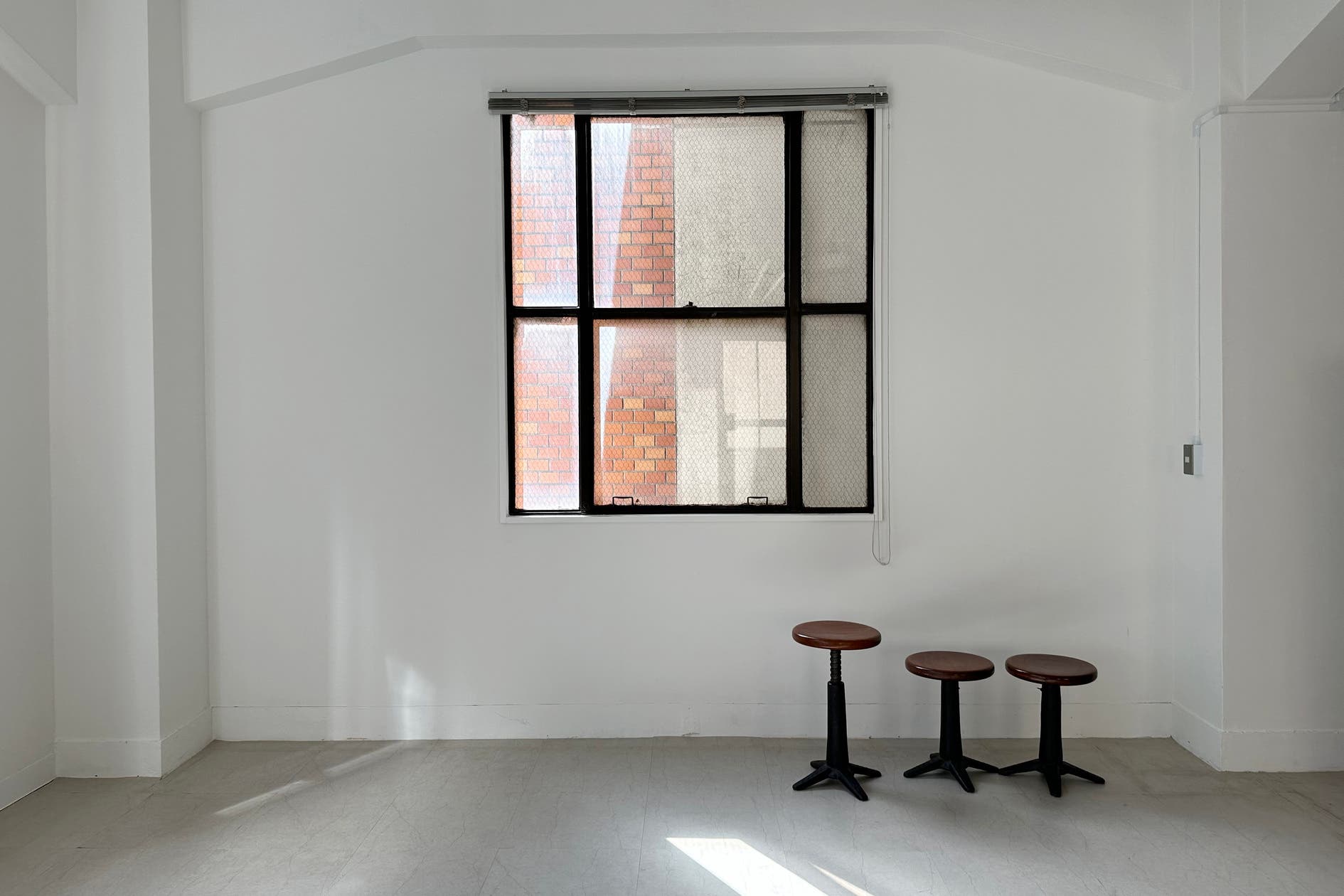 【本町駅5分】窓から見えるヨーロッパ調の景色が特徴の、白を基調とした撮影や展示会に適したギャラリースペースの写真5