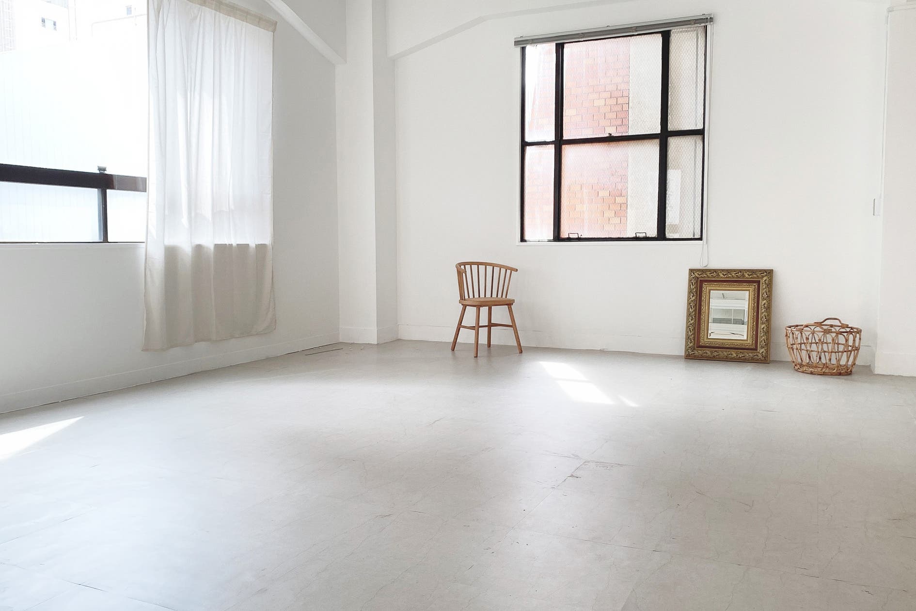 【本町駅5分】窓から見えるヨーロッパ調の景色が特徴の、白を基調とした撮影や展示会に適したギャラリースペースの写真6