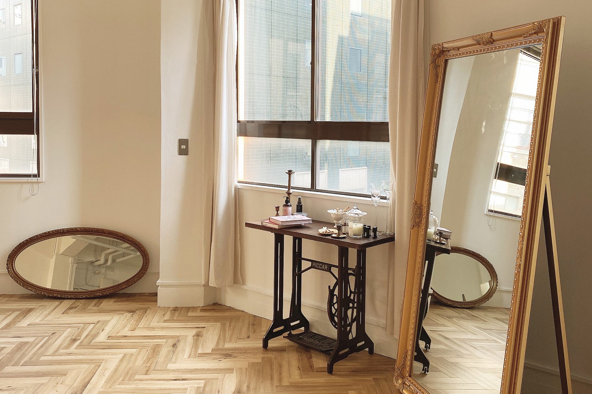 【本町駅5分】窓から見えるヨーロッパ調の景色が特徴の、白を基調とした撮影や展示会に適したギャラリースペースの写真8