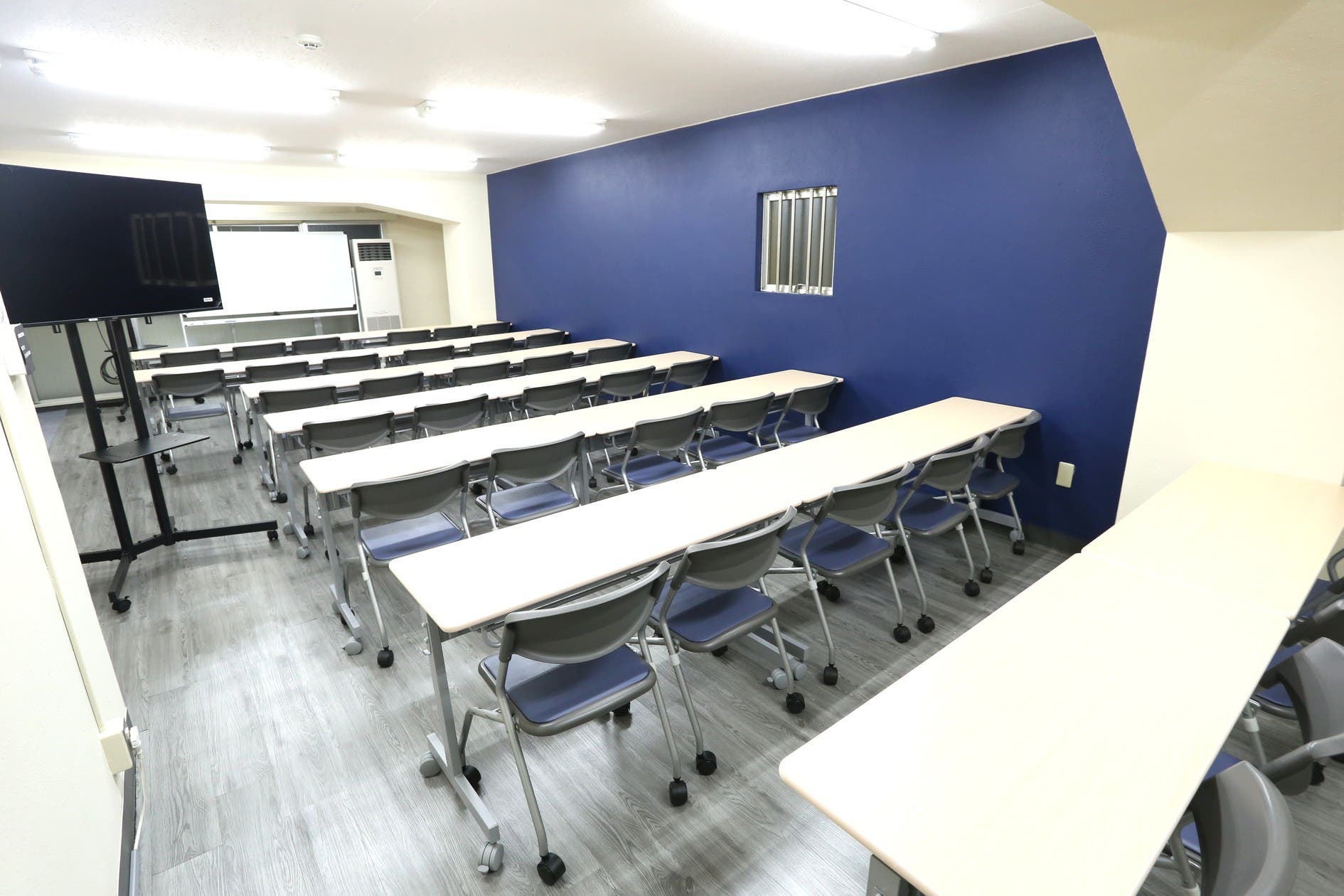 大門駅3分/大型モニター2台完備で後方席でも視認性◎/30人以上/セミナー/講習会/ストロボ撮影/会議/オーディションの写真1