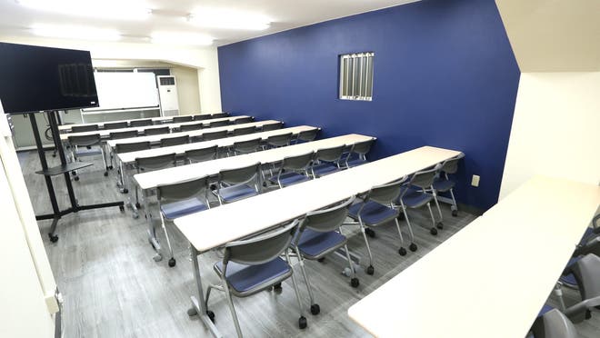 大門駅3分/大型モニター2台完備で後方席でも視認性◎/30人以上/セミナー/講習会/ストロボ撮影/会議/オーディションの写真1