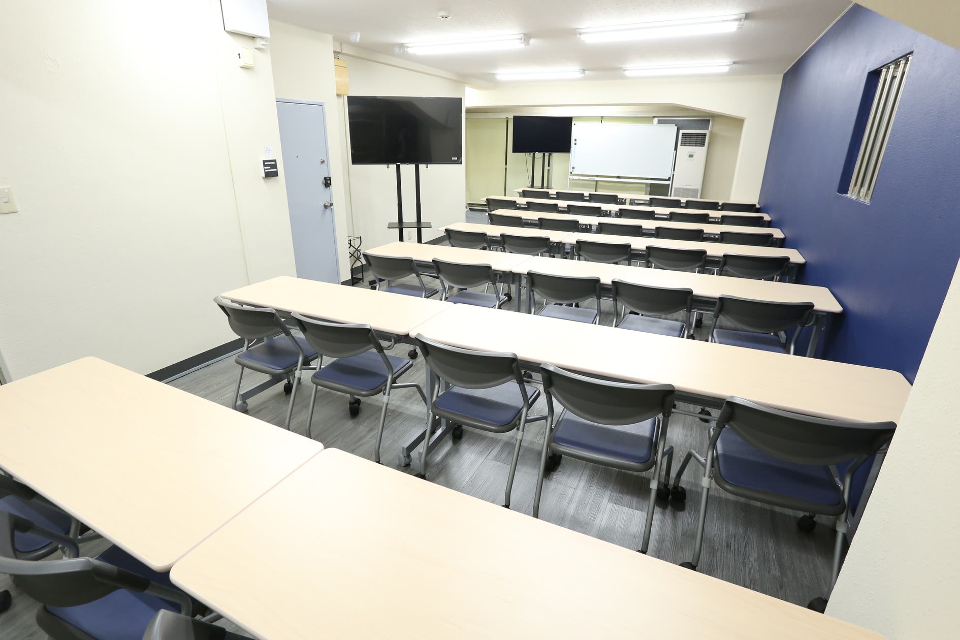 大門駅3分/大型モニター2台完備で後方席でも視認性◎/30人以上/セミナー/講習会/ストロボ撮影/会議/オーディションの写真6