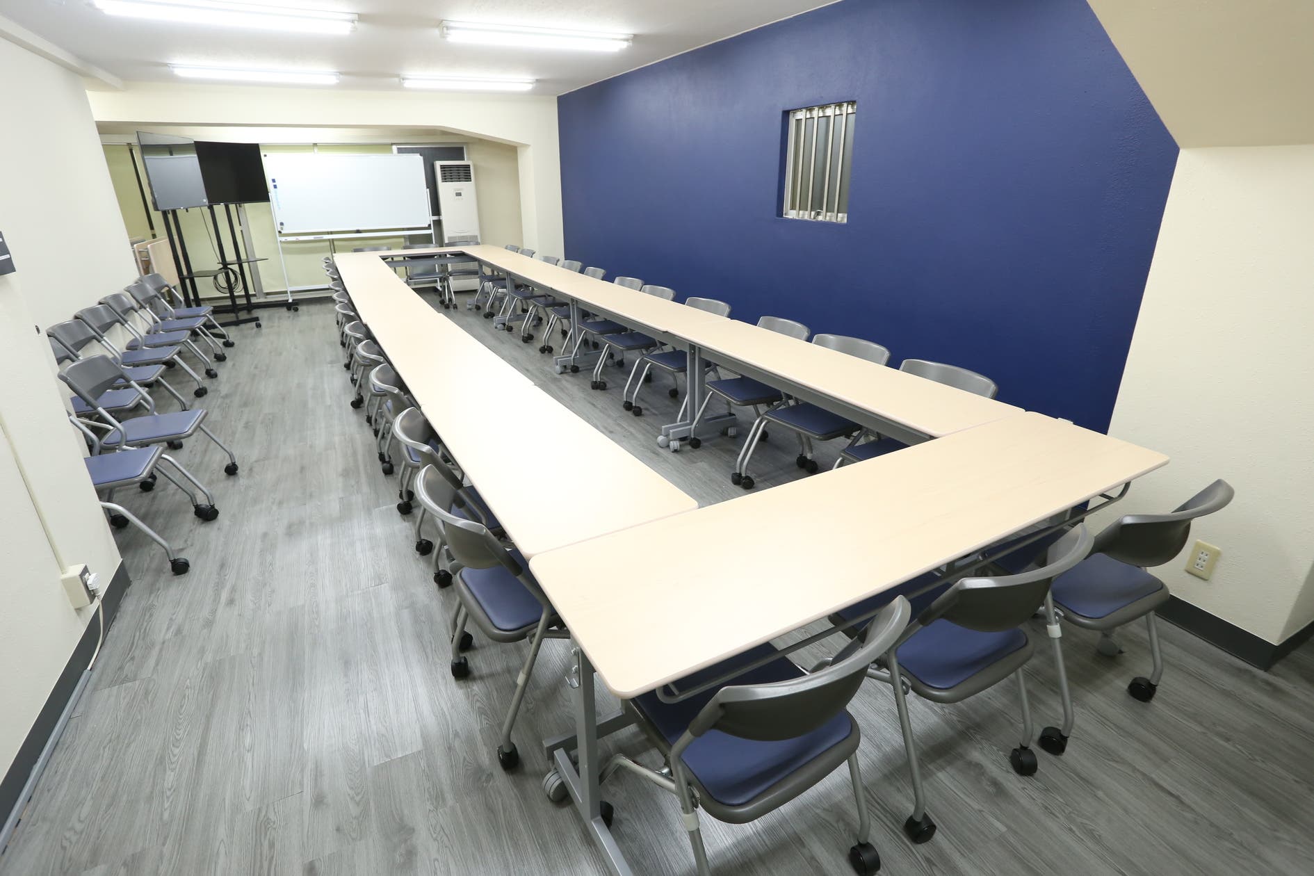 大門駅3分/大型モニター2台完備で後方席でも視認性◎/30人以上/セミナー/講習会/ストロボ撮影/会議/オーディションの写真3