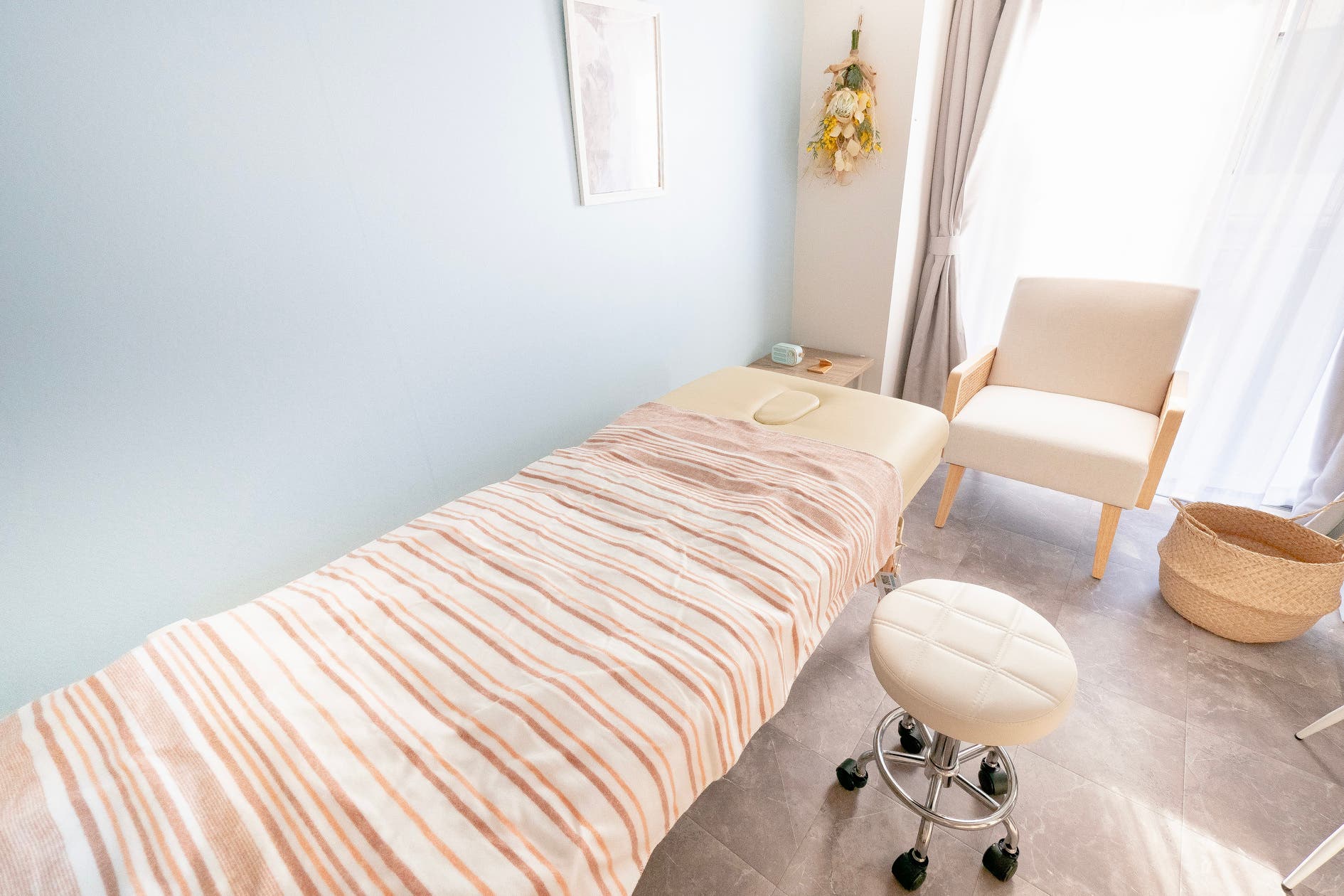 【中目黒徒歩2分】完全個室レンタルサロン✨エステ・整体・ネイル｜EV付き建物｜ドリンク無料｜調光ライトの写真8