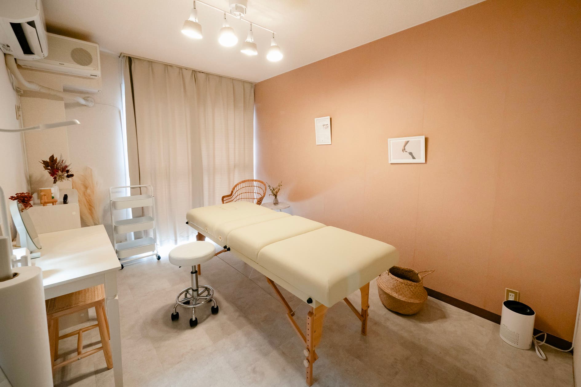 【町田徒歩4分】完全個室レンタルサロン✨エステ・整体・ネイル｜電動昇降ベッド｜備品充実｜ドリンク無料｜調光ライトの写真5