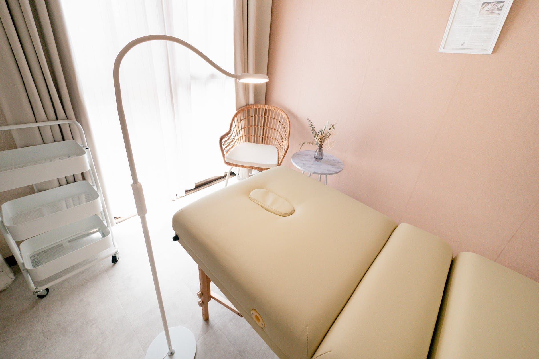 【町田徒歩4分】完全個室レンタルサロン✨エステ・整体・ネイル｜電動昇降ベッド｜備品充実｜ドリンク無料｜調光ライトの写真8