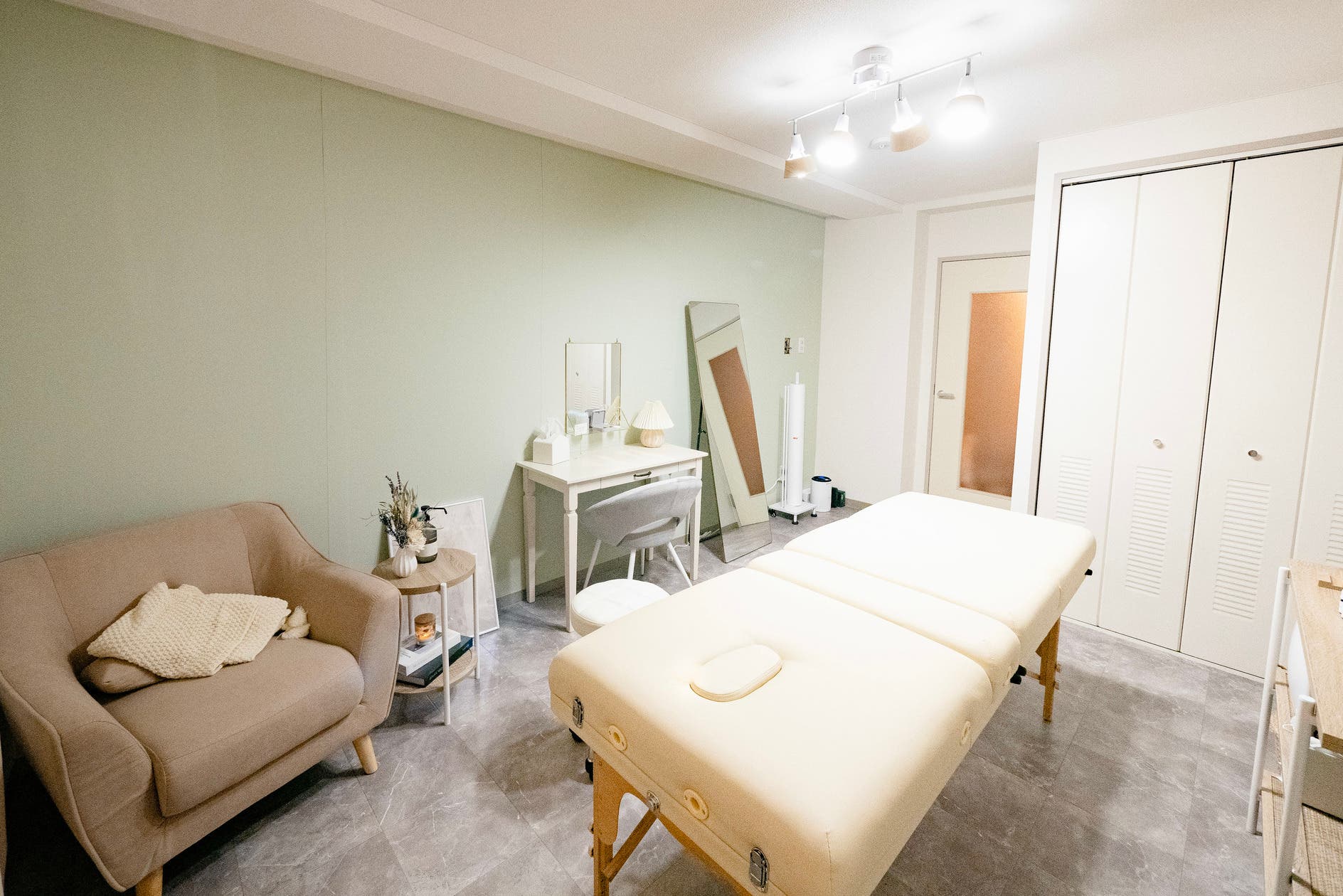 【自由が丘5分】完全個室レンタルサロン✨エステ・整体・ネイル｜電動昇降ベッド｜備品充実｜無料ドリンク｜調光ライトの写真5